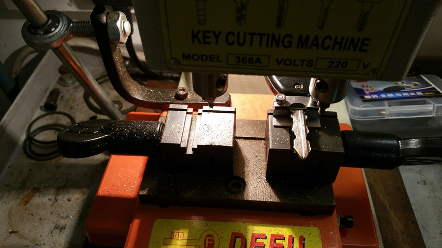 Defu 368A vertical key machine makes double sided flat keys perfectly ... Defu 368A vertical key machine makes double sided flat keys perfectly ...